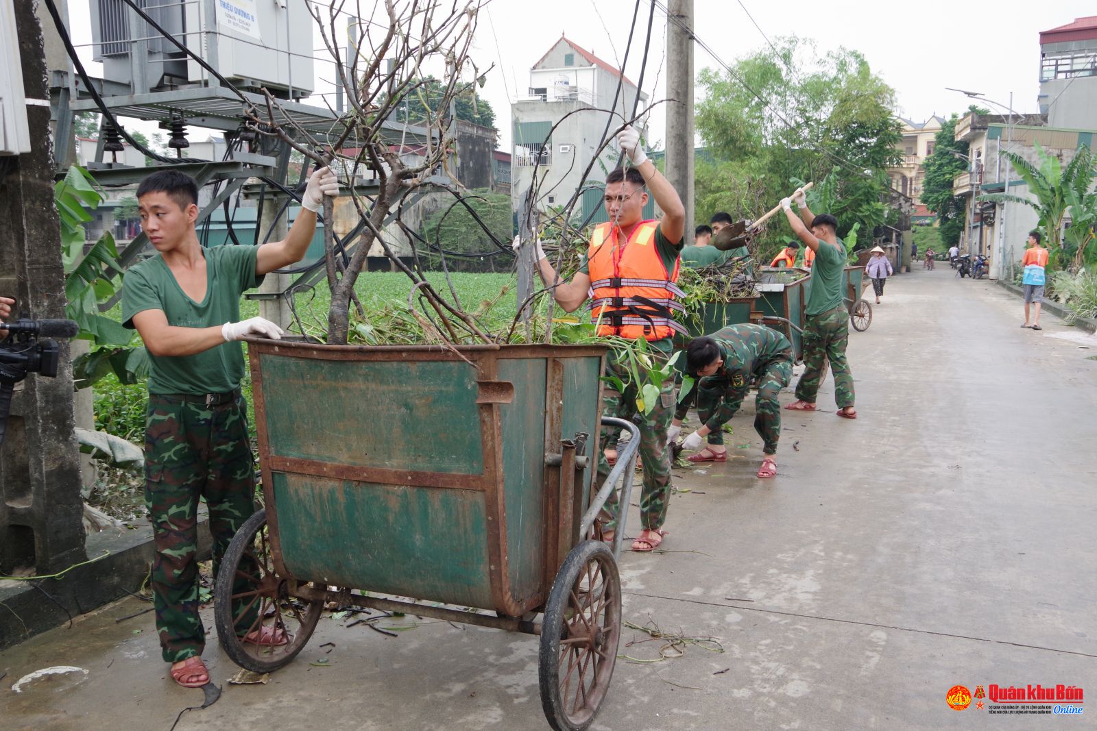 Thắm tình quân dân trong mưa lũ